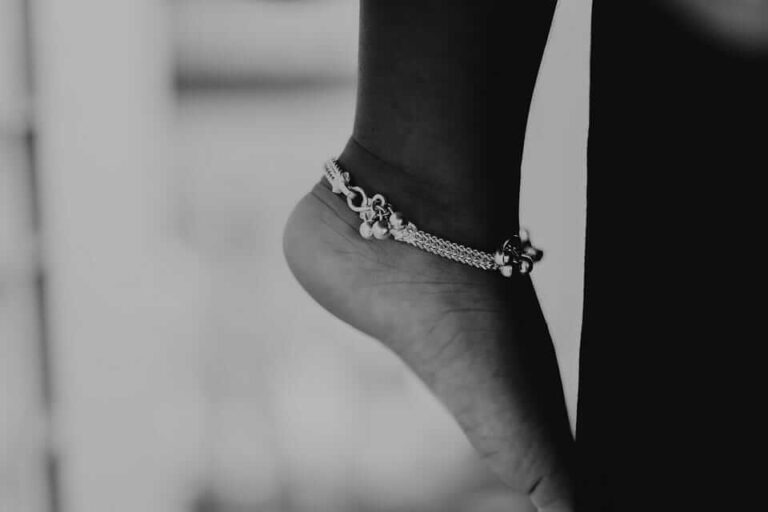 Swinging: Meaning + 19 Symbols and Signs to Spot a Swinger
